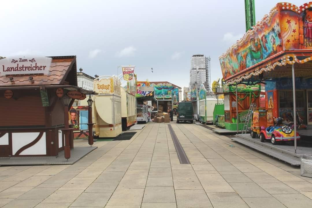 28-09-2022 KIRMES AUFBAU POTSDAM ANDREAS GOTZE