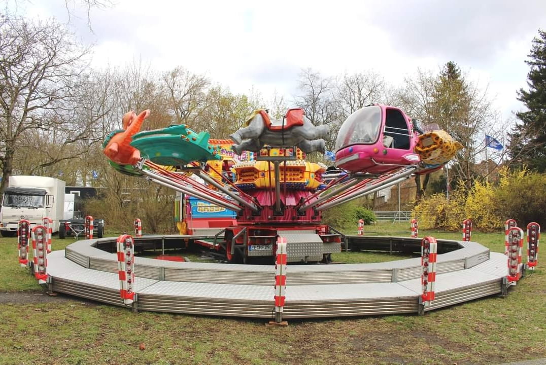 05-04-2022 KIRMES AUFBAU BRITZER BAUMBLUTENFEST ANDREAS GOTZE