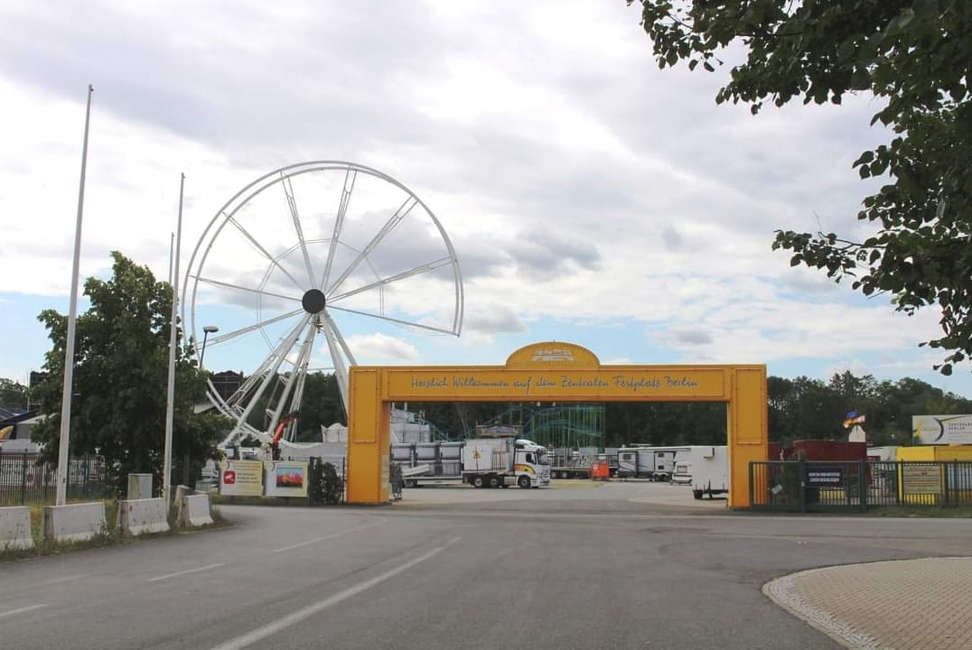 13-06-2022 KIRMES AUFBAU BERLIN ANDREAS GOTZE