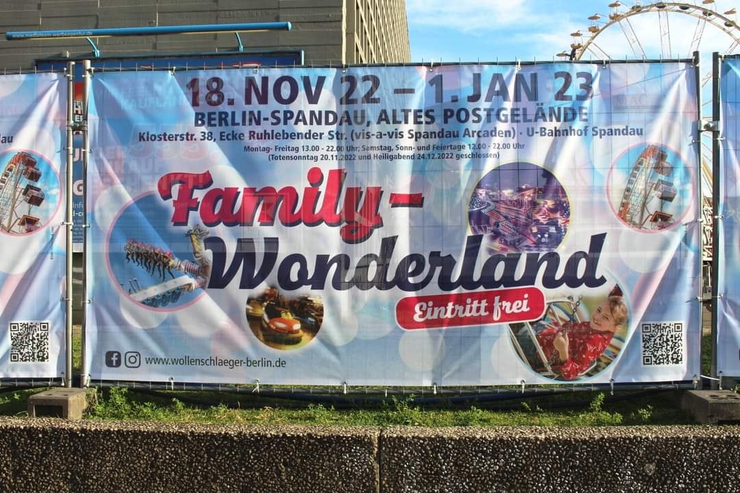 08-11-2022 KIRMES EERSTE AUFBAU PANDAU BERLIN ANDREAS GOTZE